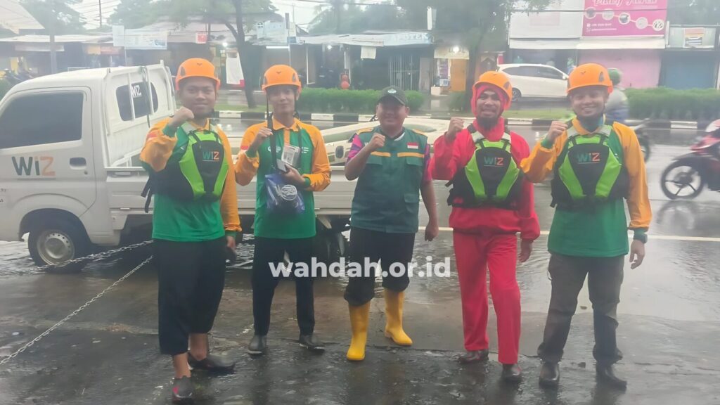 Relawan Wahdah Peduli dan Wahdah Inspirasi Zakat Turun ke Titik Banjir Makassar - Wahdah Islamiyah