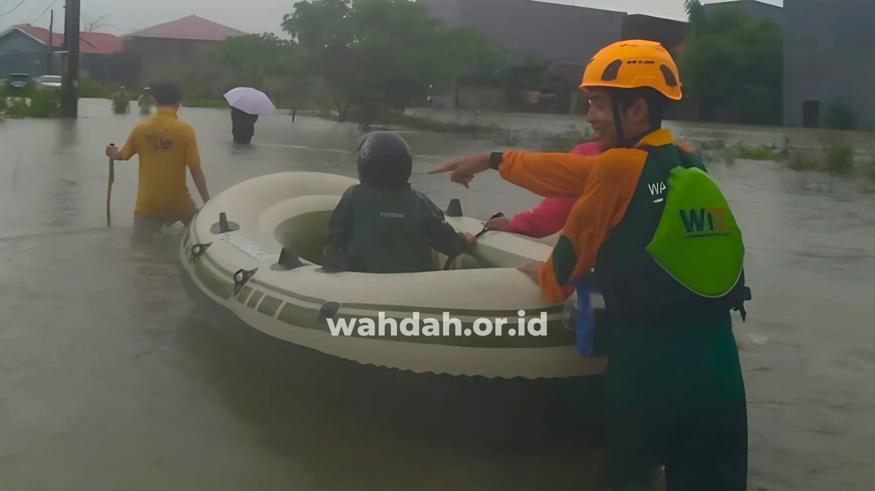 Relawan Wahdah Peduli dan Wahdah Inspirasi Zakat Turun ke Titik Banjir Makassar - Wahdah Islamiyah